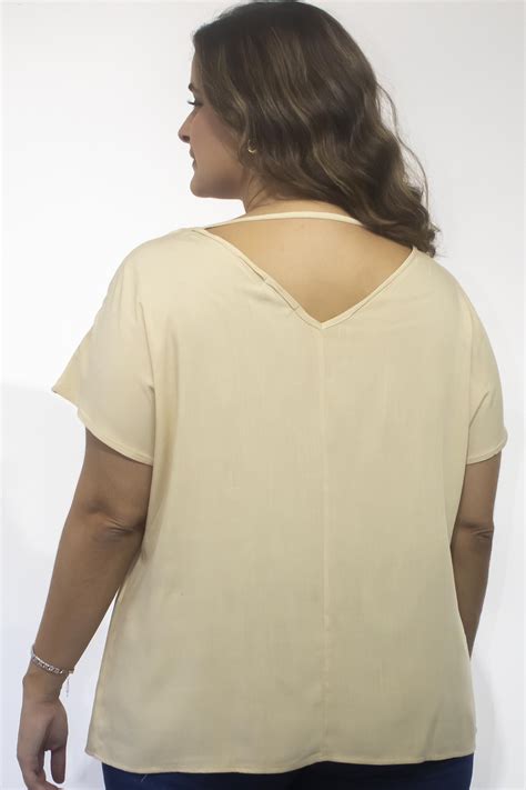Blusa Com Detalhe No Decote Plus Size Bege Kauê Plus Size Kauê Plus