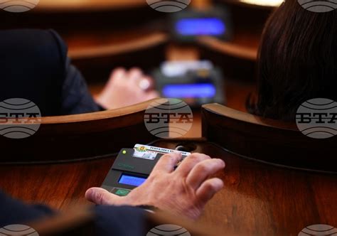 Народното събрание обсъжда проект на решение за оставане на битовите крайни клиенти на