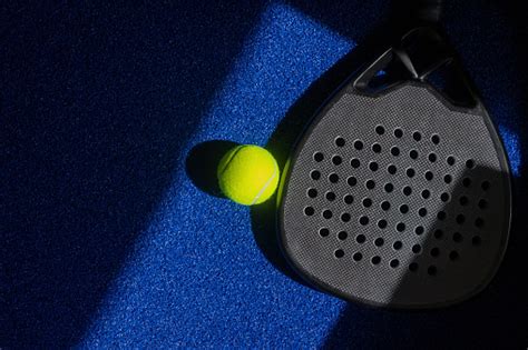 검은색 프로 패들 테니스 라켓과 파란색 배경에 자연 조명이 있는 공 수평 스포츠 테마 포스터 인사말 카드 헤더 웹 사이트 및 앱 0명에 대한 스톡 사진 및 기타 이미지