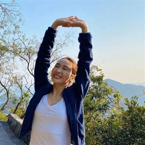 49歲黎姿曬淡妝照，肌膚白滑零毛孔，香港網友：用錢堆出來的 每日頭條