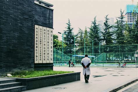 2024四川大学华西校区游玩攻略学校的正大门非常古朴，走进【去哪儿攻略】