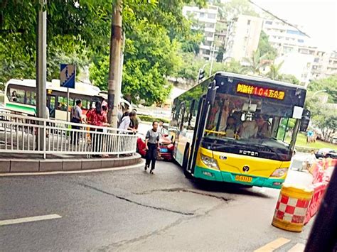 小车欲弯道超车 车头遭公交车挤破红色