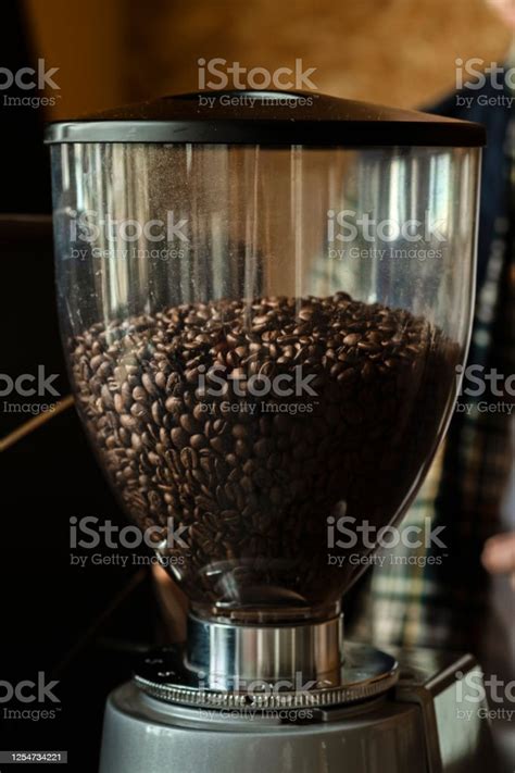 전문 바리스타 카페에서 전기 상업 커피 분쇄기에 커피 콩 맛있는 아로마 커피 문화 서비스 케이터링의 개념 아침에 대한 스톡 사진 및 기타 이미지 Istock