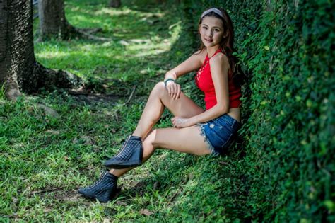 4k Asian Sitting Legs Shorts Singlet Hd Wallpaper Rare Gallery