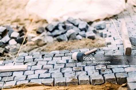 건설 현장 도구 및 세부 사항 포장 설치 하 고 바위 화강암 돌 포장의 만드는 모래에 누워 건설 산업에 대한 스톡 사진 및 기타