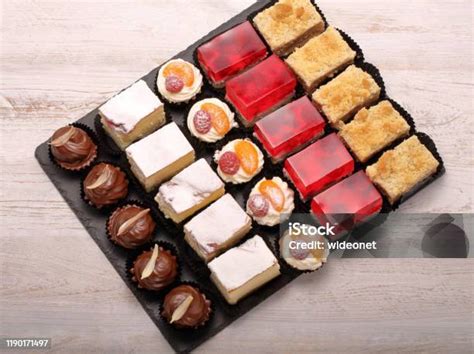 달콤한 쿠키 이벤트 또는 결혼식 피로연에 케이크의 다양한 종류의 클로즈업 0명에 대한 스톡 사진 및 기타 이미지 0명 결혼식 결혼식 피로연 Istock