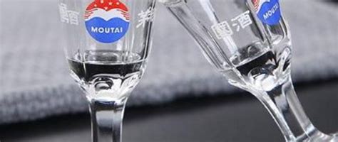 今天才懂，以前买茅台人家送的2个小酒杯，光用来喝酒真是屈才白酒什么值得买