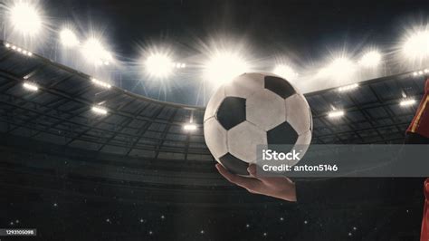 전체 경기장과 손전등 배경에 축구 또는 축구 선수 공 스포츠 장비에 대한 스톡 사진 및 기타 이미지 공 스포츠 장비 30