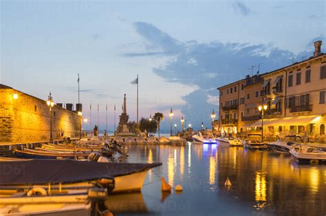 Italien Gardasee Lazise Hafen Zur Blauen Stunde Lizenzfreies Stockfoto