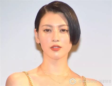 三吉彩花、下乳チラリ“美くびれ”あらわに『anan』特別版の表紙飾る「ボディラインを存分に発揮」 日本