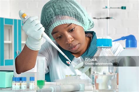 아프리카 과학자 실험실 코트 보호 모자 및 장갑의 기술 조수는 현대 테스트 실험실에서 Sarscov2 바이러스에 대한 Pcr 테스트를 최적화합니다 핵산 검사 문제 해결