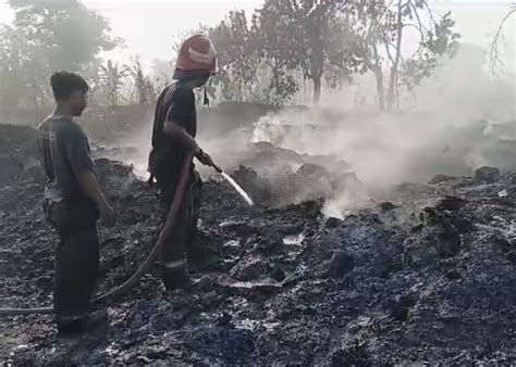 Kronologi Kebakaran Gudang Rongsokan Di Gresik Ton Plastik Ludes Dan Kerugian Tembus Rp