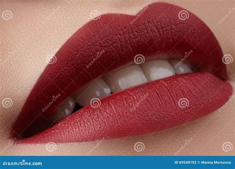 Plan Rapproché Des Lèvres De La Femme Avec Le Maquillage De Rouge De