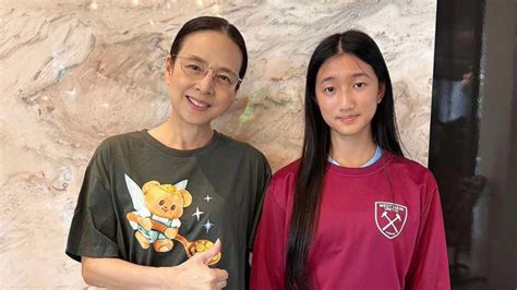 พร้อมรับใช้ทีมชาติ มาดามแป้ง ร่วมยินดี น้องอันนา แข้งหญิงไทยคนแรก เซ็น