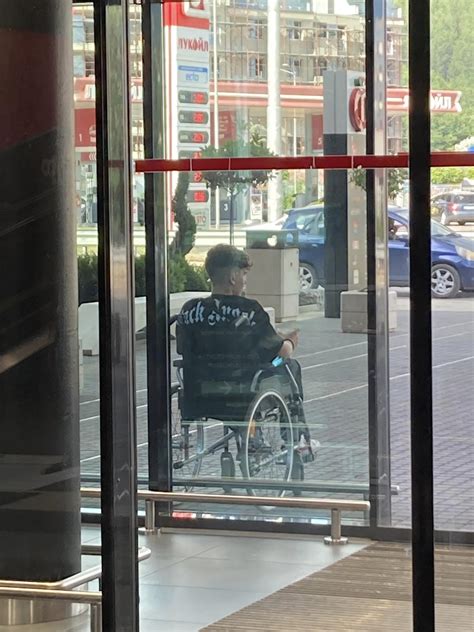 Съмнение за ИЗМАМА Момче в инвалидна количка ПРОСИ пред хипермаркет в Перник