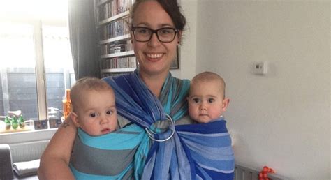 Dubbel Dragen Tweeling In Een Draagdoek NVOM