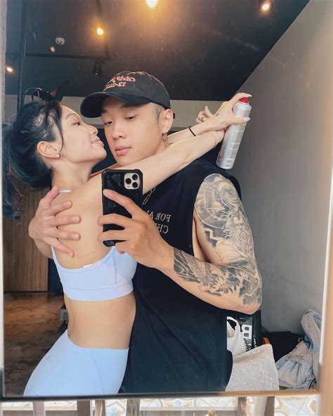 Kimberley曬「親暱互動照」！男友從背後環抱獻吻 網興奮：兩隻
