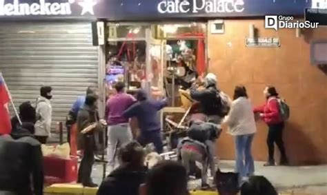 Esta Noche Desmanes En Céntrico Café De Valdivia Por Desaparición De