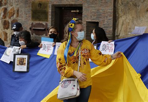 Con Un “no A La Guerra” Ucranianos Protestan En Embajada De Rusia En