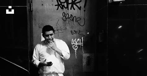Hombre De Pie Cerca De La Pared Foto Imagen De Nueva York Gratuita En