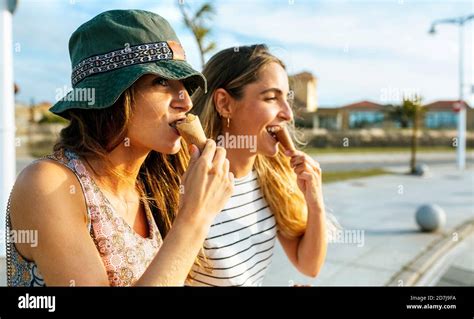 Jeunes Femmes Mangeant De La Glace Banque De Photographies Et Dimages
