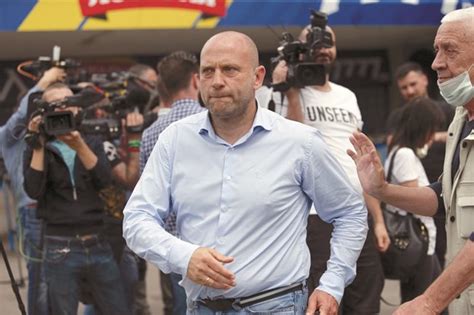 Тити плати на Левски Хай Клуб