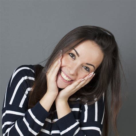 Chica Joven Feliz Que Expresa El Asombro Imagen De Archivo Imagen De