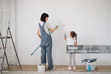 젊은 어머니와 그녀의 작은 귀여운 딸의 전체 길이 초상화 뒷면 그림 벽 2명에 대한 스톡 사진 및 기타 이미지 2명 30