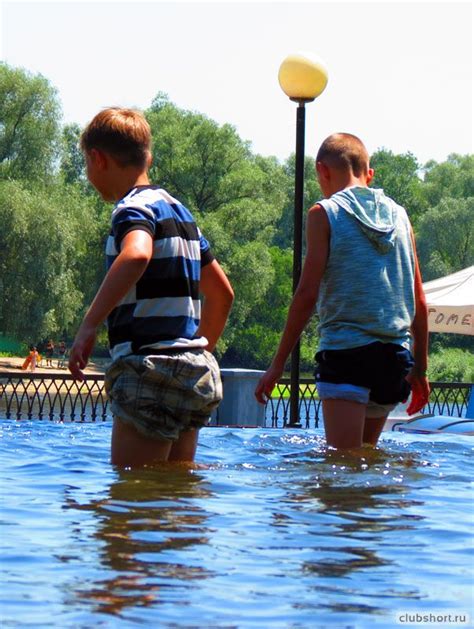 Два мальчика в фонтанчике Шорты фото