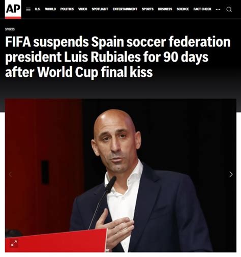 FIFA 기습 키스 스페인 축구협회장 직무 정지 끝 아냐