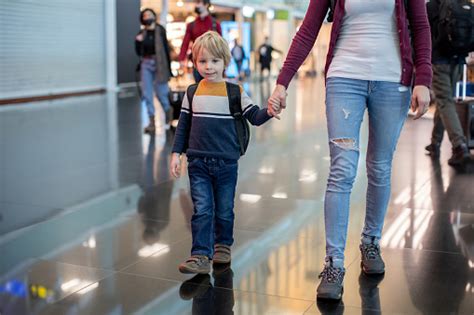 출발 게이트 근처 공항 환승 홀에서 비행기에 탑승을 기다리는 귀여운 아기 소년 아이들과 함께 공기로 활동적인 가족 라이프 스타일 여행 남자 아기에 대한 스톡 사진 및 기타