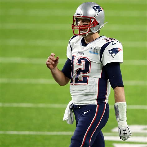 Tom Brady Takes Field In Super Bowl 52 With No Tape On Injured Right