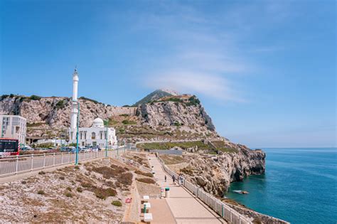 이브라힘 알 이브라힘 모스크 는 지브롤터의 바위가 배경에 어렴풋이 보입니다 지브롤터 영국 2022년 7월 20일 0명에 대한 스톡 사진 및 기타 이미지 Istock