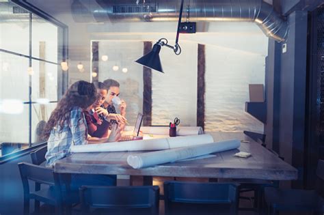 크리에이 티브 영 사무실 동료 디자이너 건축가 디자인 스튜디오에서 함께 회의 중에 이야기 건축가에 대한 스톡 사진 및 기타 이미지 Istock