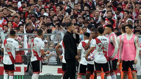 Suspenden El River Plate Vs Defensa Y Justicia Tras Muerte De Un Aficionado En El Estadio