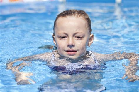 Menina Da Criança No Biquini Azul Perto Da Piscina Verão Quente Imagem