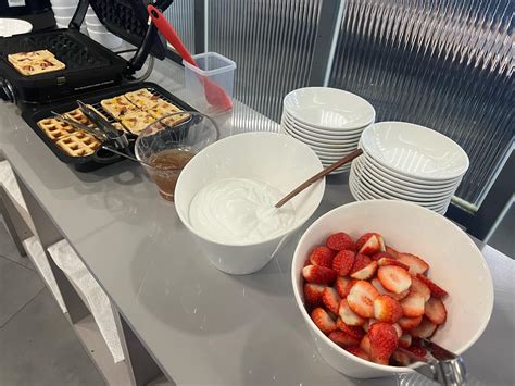 Yuna Kim 오늘 무궁화에 딸기and생크림 있어요🍓 손님들과 맛있는 음식을 나누는 마음으로 장사하는