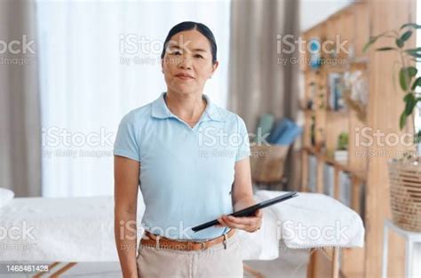 물리 치료 클리닉 및 상담실에 서있는 여성 물리 치료사의 초상화 재활 센터에서 물리 치료 경력 및 전문 아시아 여성 의료 종사자 접골사에 대한 스톡 사진 및 기타 이미지