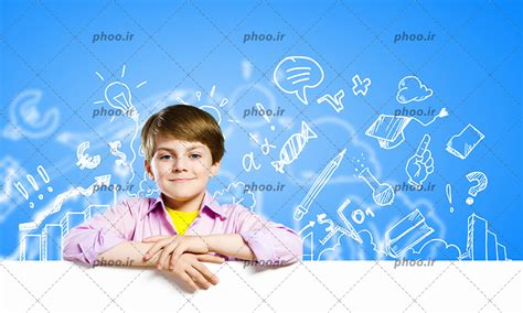 عکس باکیفیت پسر بچه ایستاده در پس زمینه ای آبی با شکل های متفاوت عکس