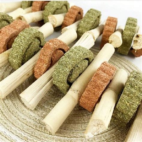 ארנבת שפן ניסיונות ארנבת עשירה בסיבים תזונתיים במבוק מתוק עוגות דשא ומקלות לעיסה חטיפי ניקוי