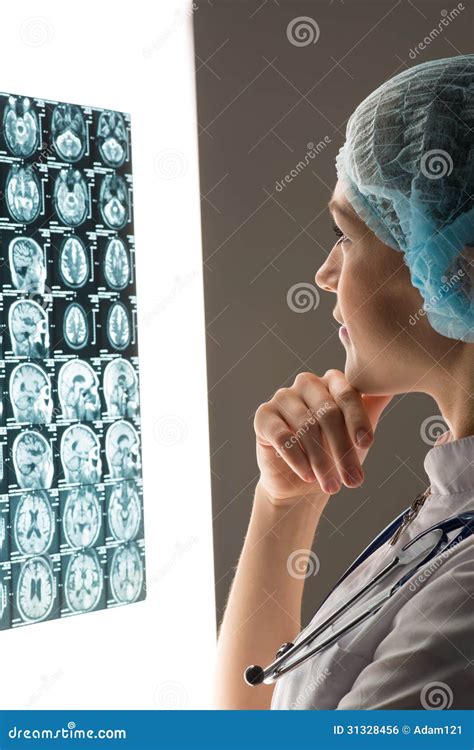 Doctor Que Mira La Radiografía Foto de archivo Imagen de experimento