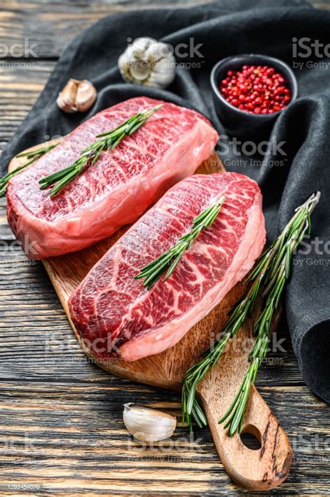 생 유기농 고기 와규 굴 탑 블레이드 스테이크 검은 색 나무 배경 위쪽 보기 0명에 대한 스톡 사진 및 기타 이미지 0명