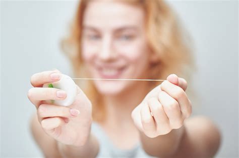 How To Floss Your Teeth Properly 5 Mistakes To Avoid Wake Up Roma