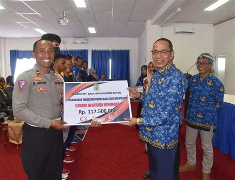 Pemkab Buton Serahkan Bonus Atlet Juara Porprov Rp 737 Juta Rubrik Sultra