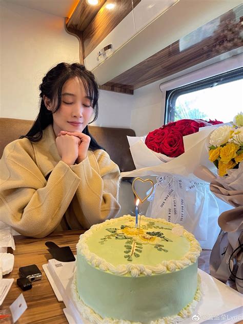 蓝盈莹生日许下唯一的愿望，希望疫情快点结束网友微博演技