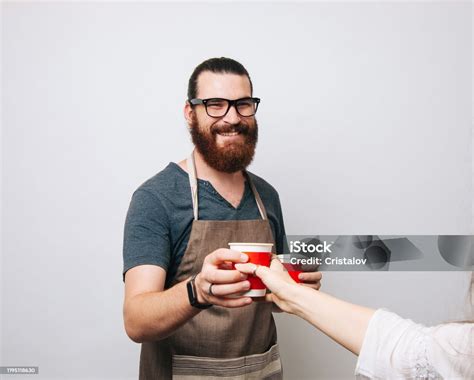 미소 수염 남자 바리스타 커피 숍에서 고객에게 커피 한 잔을 주는 가방에 대한 스톡 사진 및 기타 이미지 가방 고객 라떼 Istock