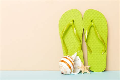 해변 액세서리 플립 플롭과 불가사리를 컬러 배경에 놓습니다 복사 공간으로 모의 0명에 대한 스톡 사진 및 기타 이미지 0명 개념 개인 장식품 Istock