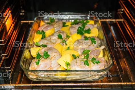 오븐에서 고기 Quails 요리 양파와 겨자는 향신료에 전체 메 추 라 기 Marinovani 신선한 감자와 파 슬 리 장식
