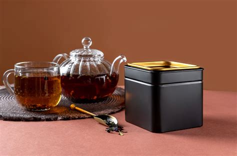 차를 위한 검은 금속 포장 차 브랜딩 및 포장 모형 빈 차 포장 모형에 차와 함께 브랜딩 디자인을 표시 합니다 실물 모형에 대한