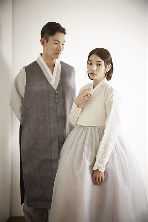 안녕하세요 청담 이승현한복입니다 아름다운 봄날 따뜻하고 예쁜 계절에 결혼하시는 신랑신부님들 진심으 패션 웨딩 포즈